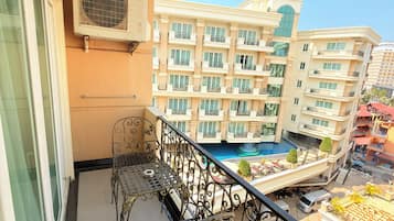 Cofre no quarto, secretária adequada para computadores portáteis