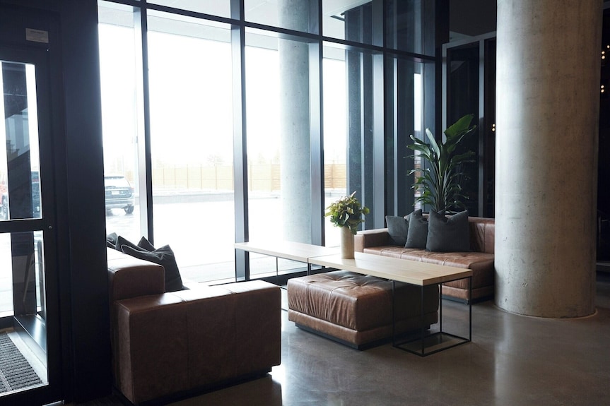 Enjoy Comfort & Style In Spacious Room W/ High Ceilings + City Views Brossard - Longueuil