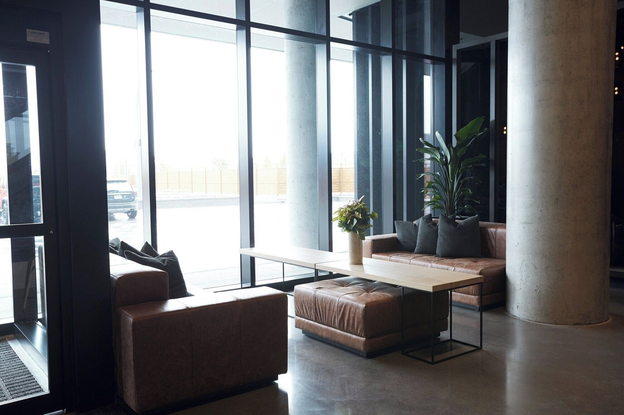 Vibrant Room Near Brossard Attractions  Functionally Designed | 2 Units - Longueuil