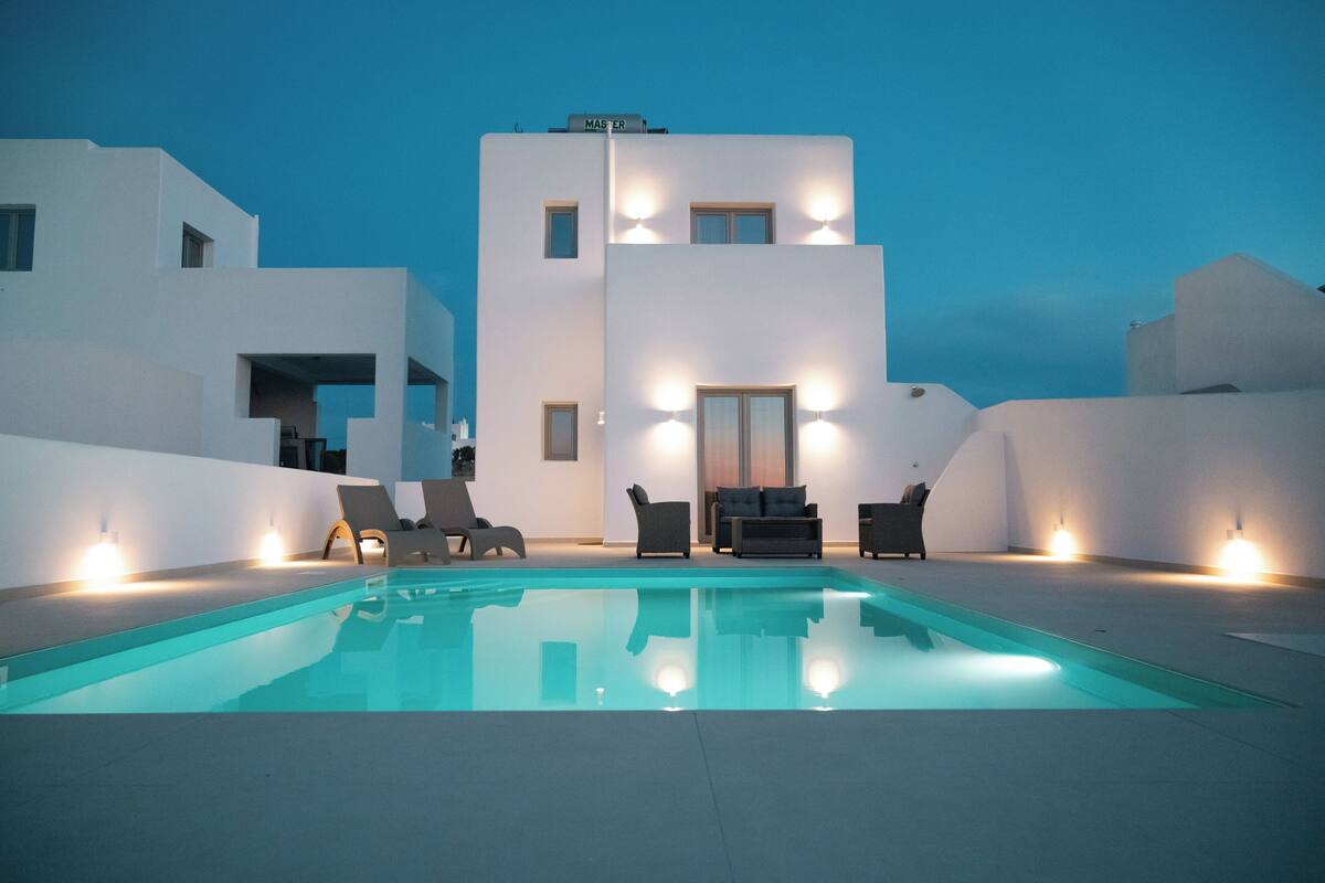 Um edifício moderno com piscina e área de estar.