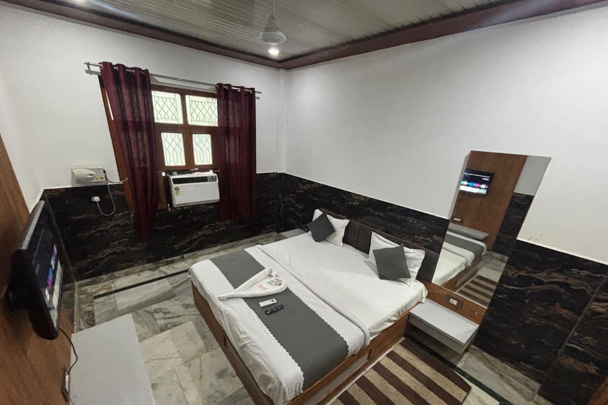 Quarto Duplo Deluxe, Vista para a cidade | Wi-fi grátis, roupa de cama fornecida