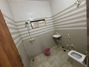 Um polibã, um chuveiro fixo, toalhas fornecidas, sabão