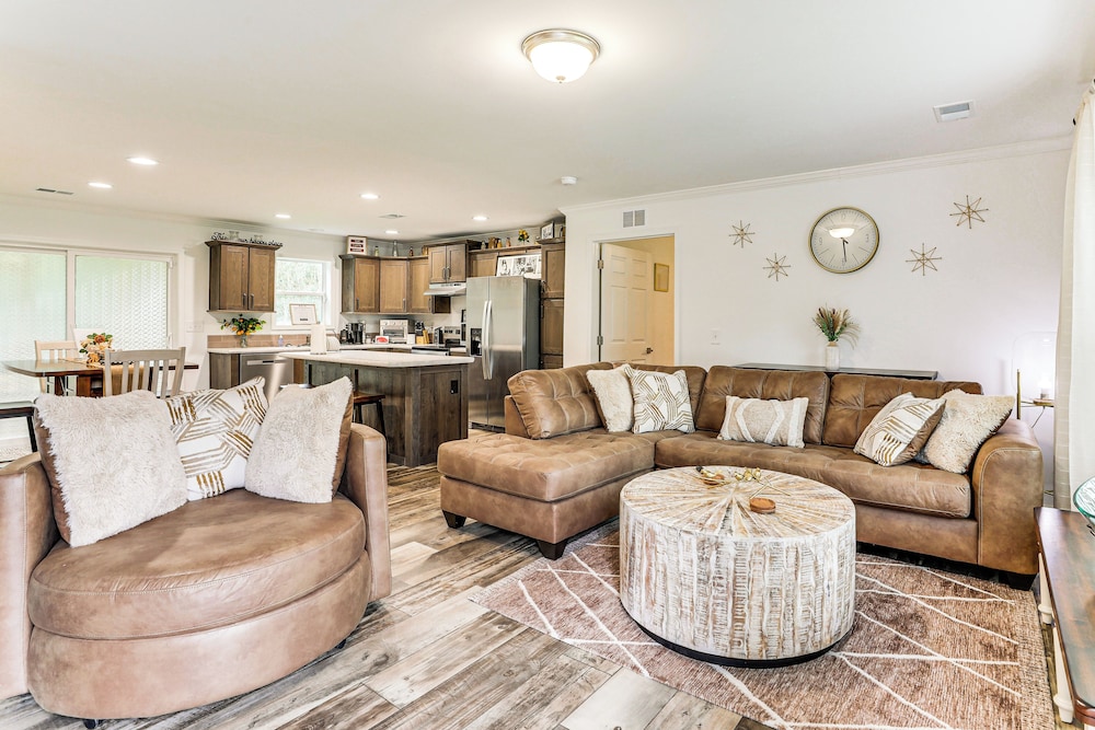 Dog Friendly, Screened Porch: St Stephen Retreat! - South Carolina