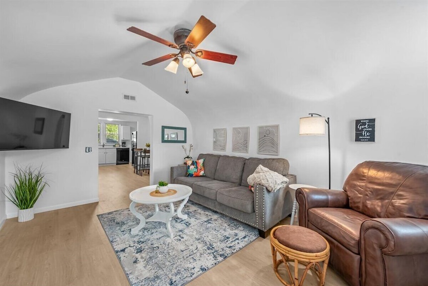 Charming 2-bedroom Cottage, Pet Friendly, Fenced Yard, Near Fox River! - Illinois