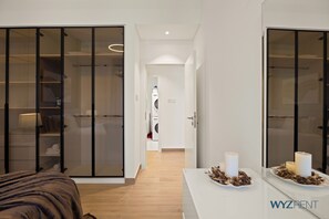 Cofres nos quartos, cortinas blackout, quartos à prova de som