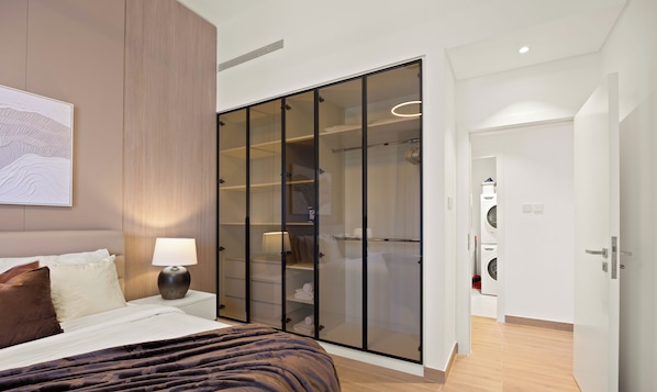 Cofres nos quartos, cortinas blackout, quartos à prova de som