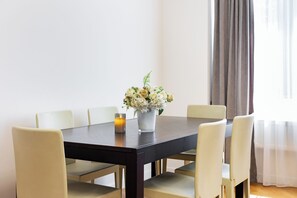Apartamento, 2 quartos, varanda | Sala de estar | Televisor de ecrã plano de 50 polegadas com canais por cabo
