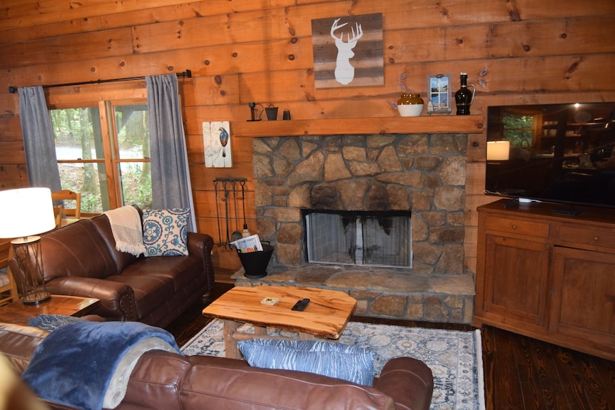 New Listing! Rustic Cabin In The Laurels, In Town, Pet-friendly - Cashiers, NC