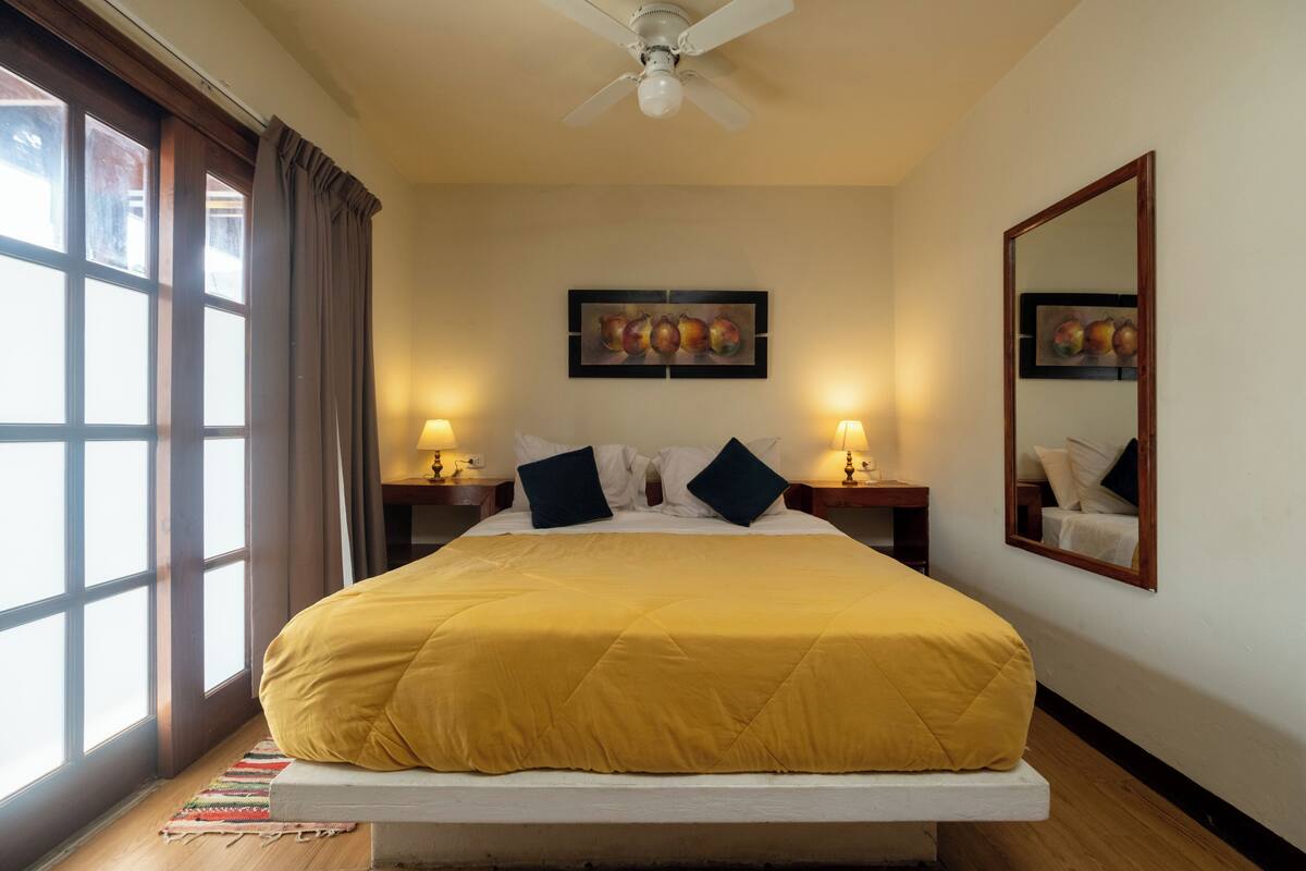 Quarto superior | Frigobar, cofres nos quartos, Wi-Fi de cortesia, roupa de cama