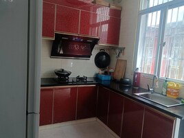 Geladeira, cooktop, panela elétrica de arroz