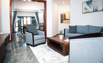 Apartamento standard, 3 quartos, para não fumantes, varanda | Área de estar | Smart TV, Netflix, serviços de streaming, impressoras