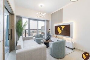Apartamento de Luxo, varanda, Vista para a cidade | Sala de estar | Smart TV de 65 polegadas com canais via satélite 