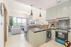 Apartamento de Luxo, varanda, Vista para a cidade | Cozinha privada | Um frigorífico/congelador grande, um micro-ondas, um forno 