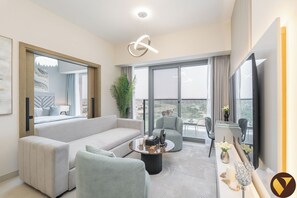 Apartamento de Luxo, varanda, Vista para a cidade | Sala de estar | Smart TV de 65 polegadas com canais via satélite 