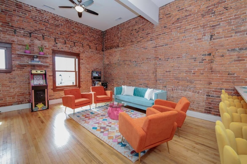 Vibrant Downtown Luxury Loft 13-ft Ceilings - 캘러머주