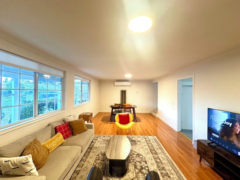 Tranquil 5-bedroom House With Ac And Long Driveway In Redwood City - Menlo Park, CA