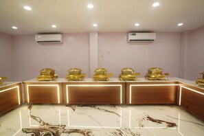 Café da manhã com buffet todos os dias (INR 350 por pessoa) 