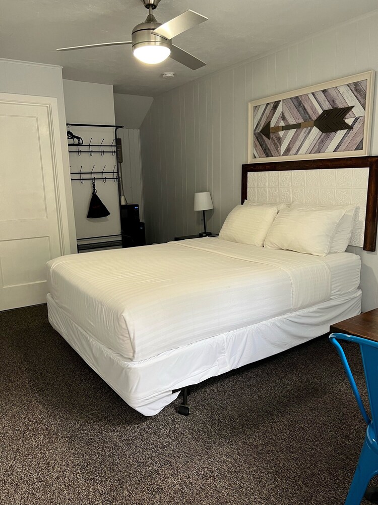 Cozy motel room in gorgeous park like setting just outside Fish Creek ...