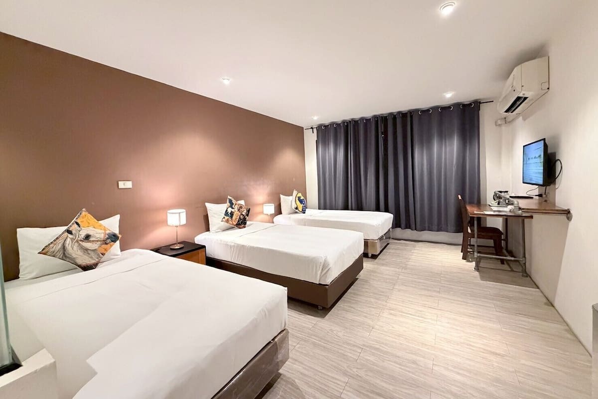 Quarto Triplo | Cofre no quarto, cortinas/cortinados opacos, ferro/tábua de engomar