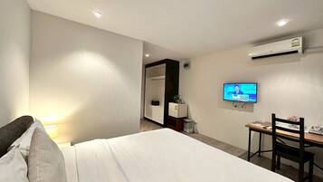 Budget Double Room | Cofre no quarto, cortinas/cortinados opacos, ferro/tábua de engomar