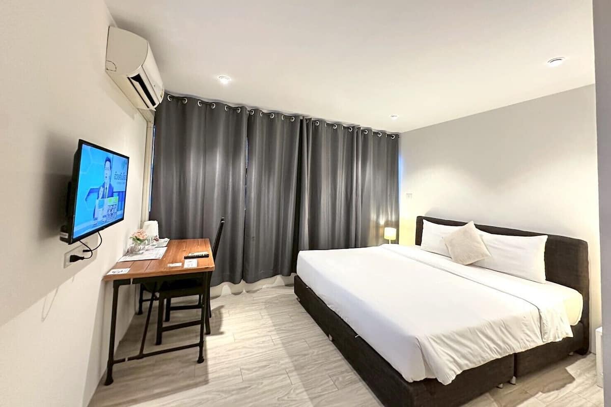 Budget Double Room | Cofre no quarto, cortinas/cortinados opacos, ferro/tábua de engomar