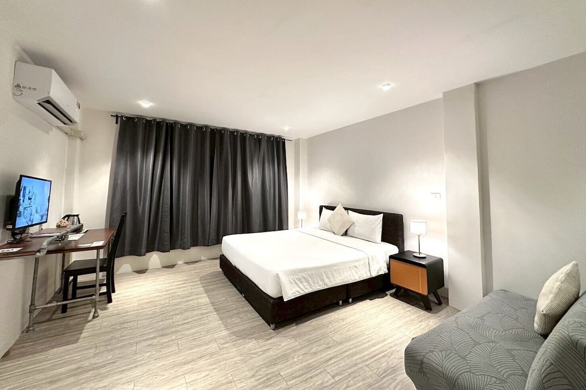 Deluxe Double Room with Shower | Cofre no quarto, cortinas/cortinados opacos, ferro/tábua de engomar