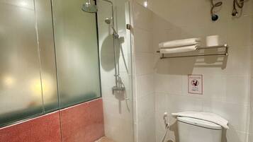 Deluxe Double Room with Shower | Casa de banho | Artigos de higiene pessoal grátis, um secador de cabelo