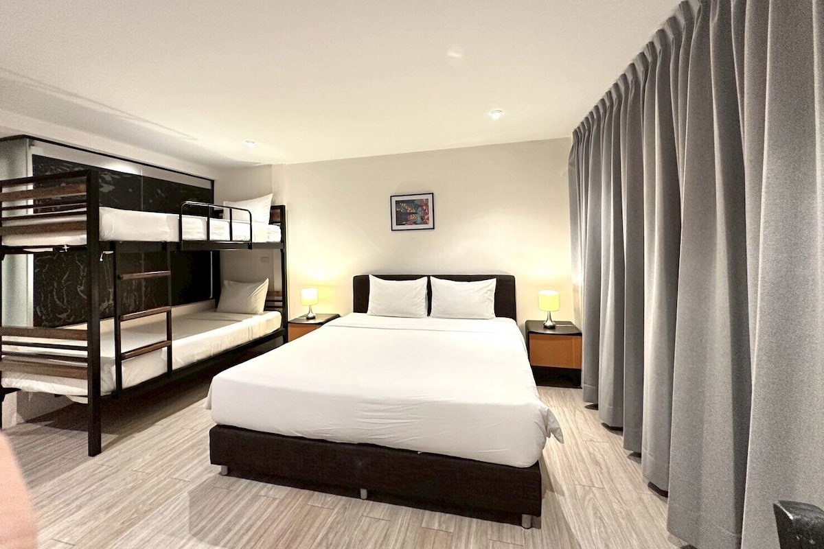 Deluxe Family Suite | Cofre no quarto, cortinas/cortinados opacos, ferro/tábua de engomar