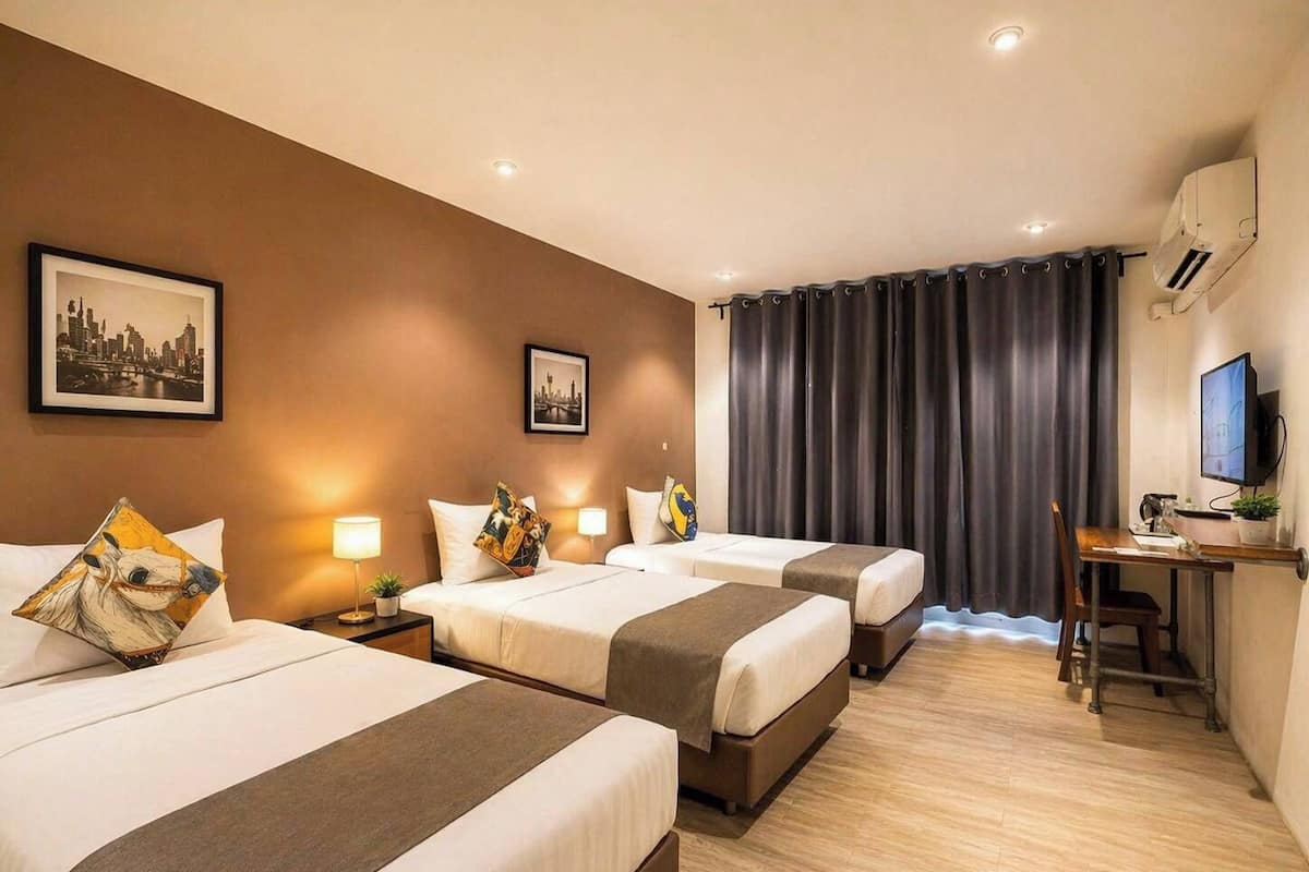Quarto Triplo | Cofre no quarto, cortinas/cortinados opacos, ferro/tábua de engomar