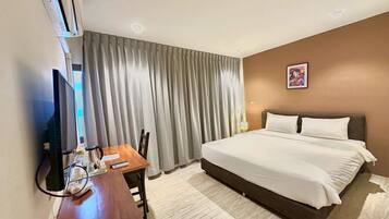 Budget Double Room | Cofre no quarto, cortinas/cortinados opacos, ferro/tábua de engomar