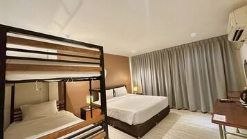 Deluxe Family Suite | Cofre no quarto, cortinas/cortinados opacos, ferro/tábua de engomar