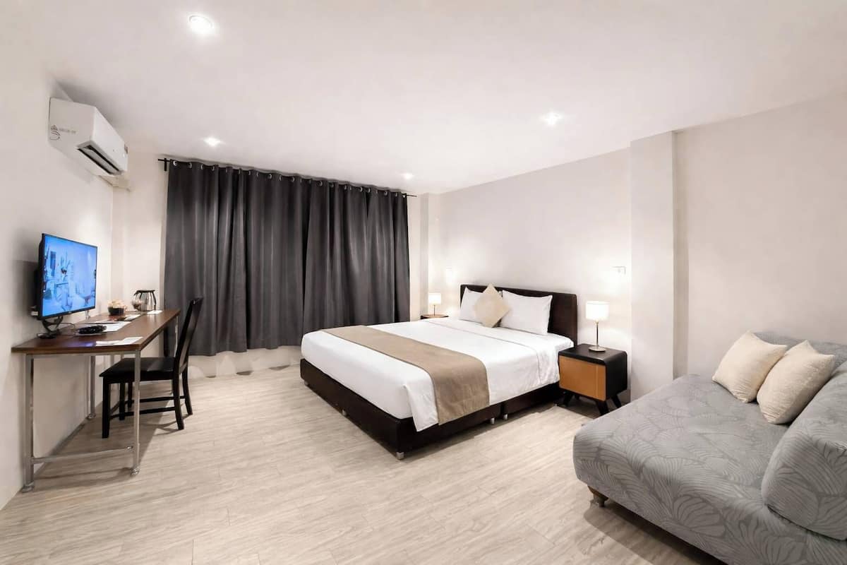 Deluxe Double Room with Shower | Cofre no quarto, cortinas/cortinados opacos, ferro/tábua de engomar