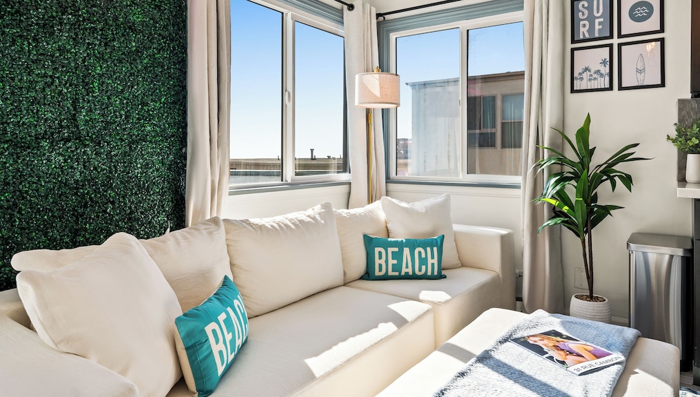 Newly Remodeled Cozy Beach Retreat + Ocean Views - Hermosa Beach, CA