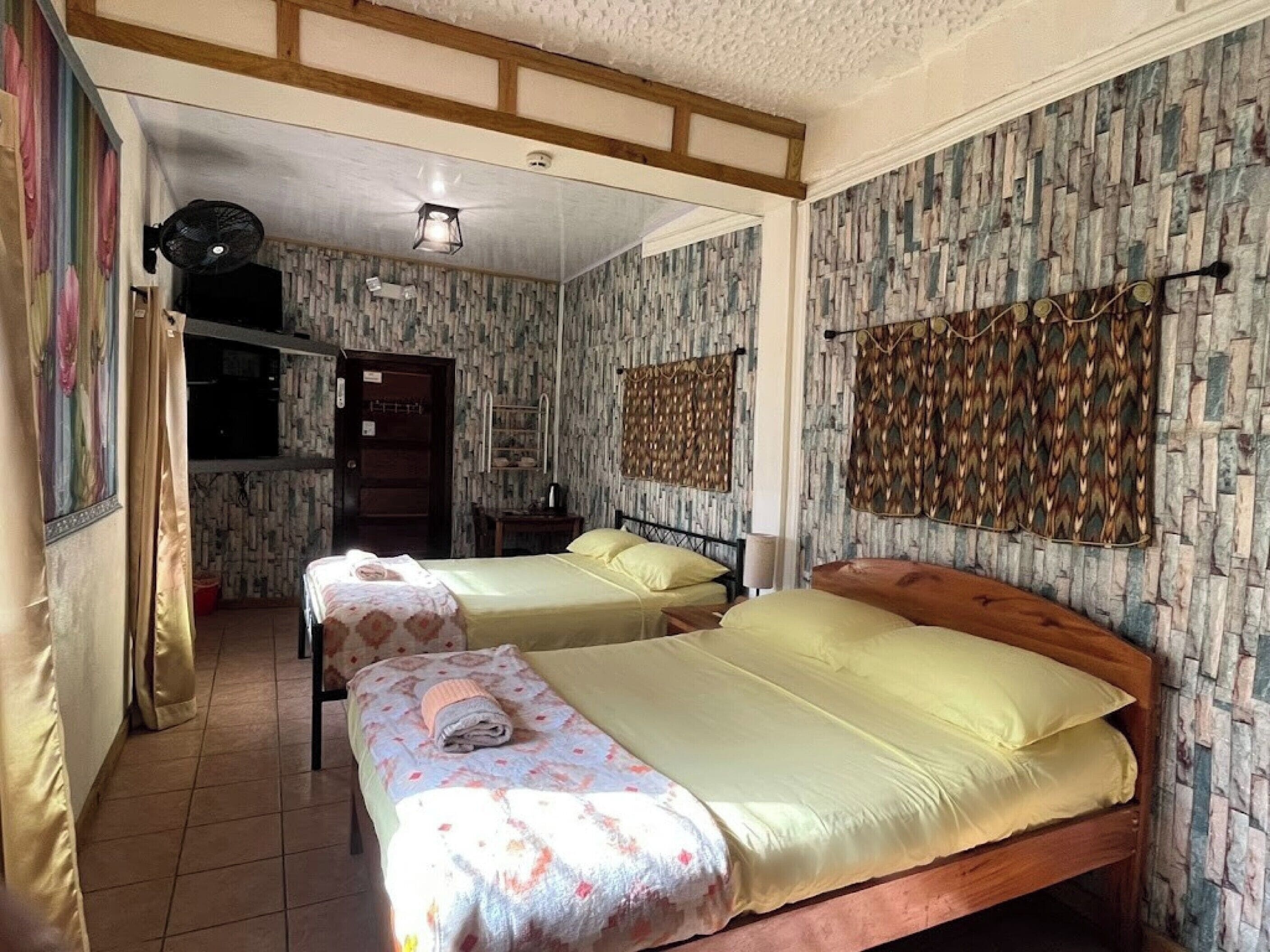 Quarto quádruplo clássico, para não fumantes, geladeira e micro-ondas | Cofres nos quartos, quartos à prova de som