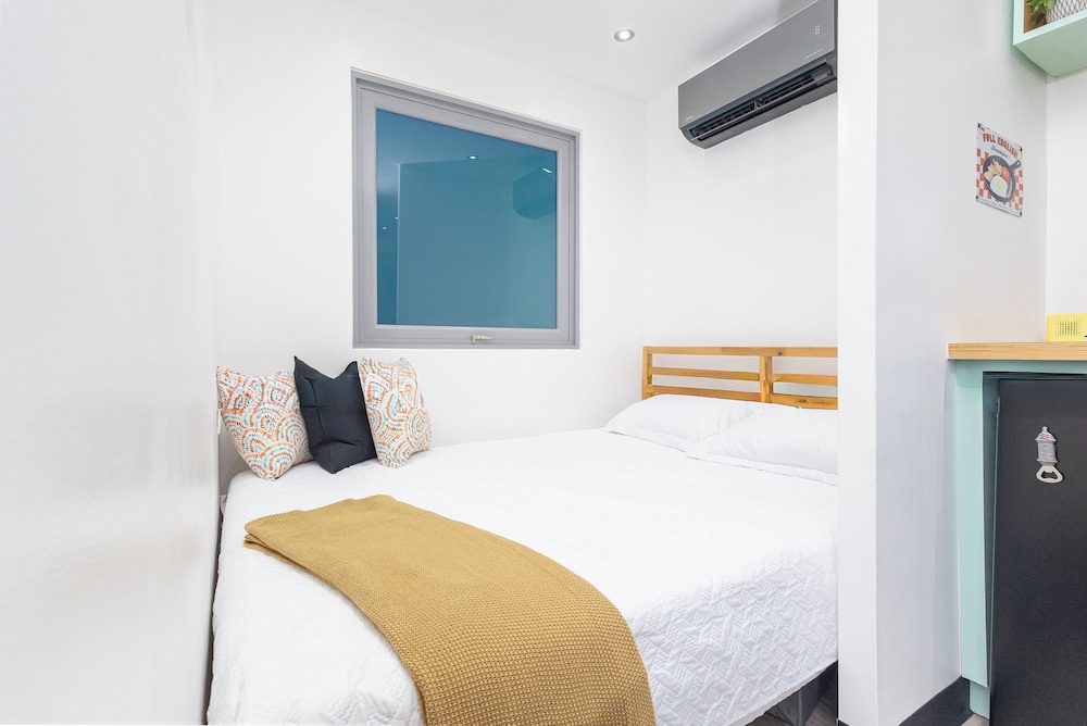 Rustic cabin container with AC in charming Manatí for relaxing days ...