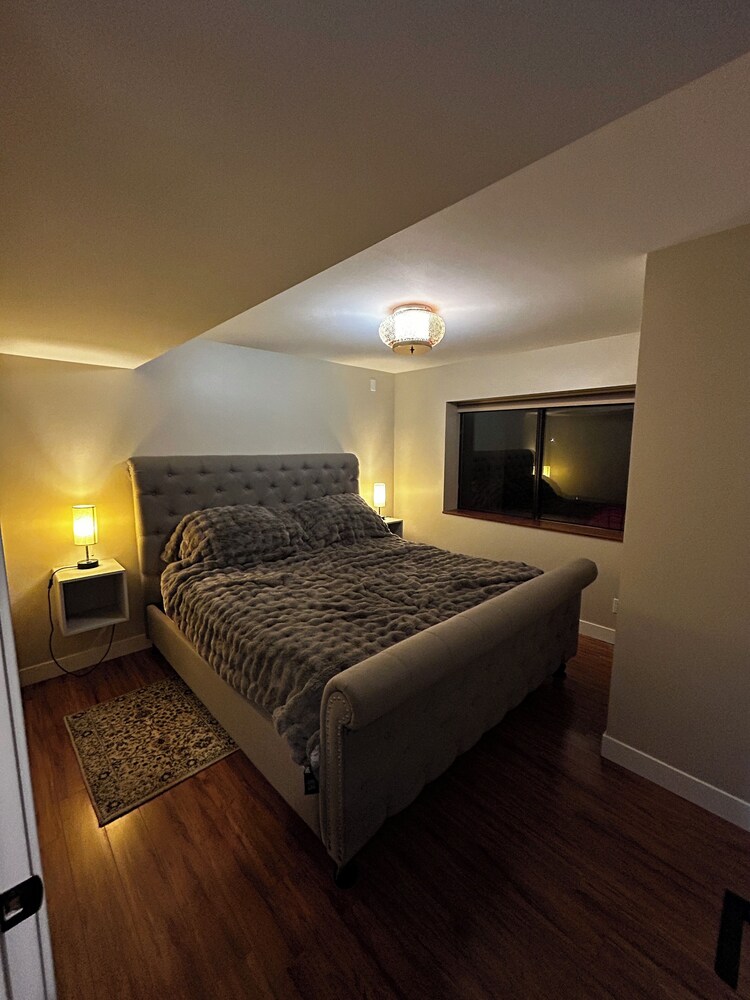 Charming suite in Cedar (Nanaimo) w/ wood burning fireplace & A/C. Pet ...