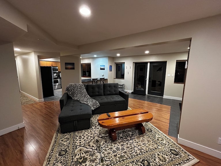 Charming Suite In Cedar (Nanaimo) W/ Wood Burning Fireplace & A/c. Pet Friendly! - Nanaimo