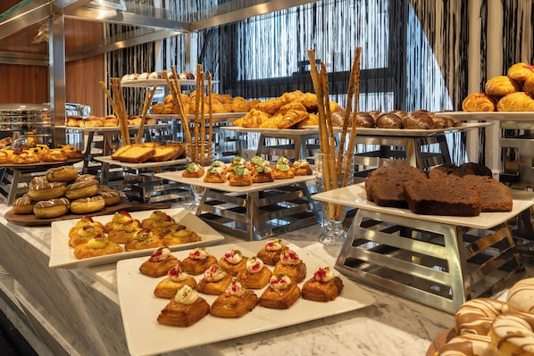 Pequeno-almoço tipo buffet diário mediante uma taxa
