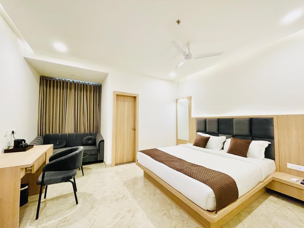 Quarto casal standard, vista para o jardim | Escrivaninha, espaço de trabalho para notebook, Wi-Fi de cortesia