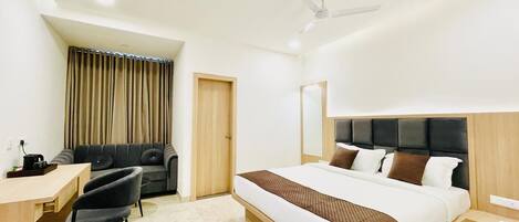 Quarto casal standard, vista para o jardim | Escrivaninha, espaço de trabalho para notebook, Wi-Fi de cortesia