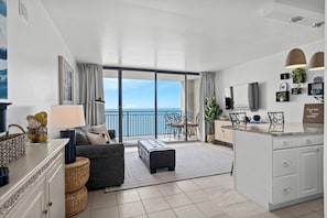Apartamento Signature em Condomínio Fechado, 1 quarto, varanda, vista para o oceano | Sala | Smart TV de 32 polegadas com canais por cabo