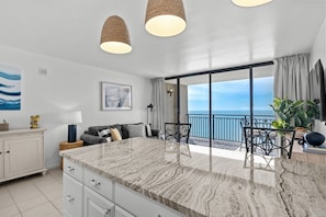 Apartamento Signature em Condomínio Fechado, 1 quarto, varanda, vista para o oceano | Cozinha privada | Um frigorífico, um micro-ondas, uma placa de cozinha