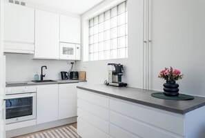 Apartamento Deluxe, varanda | Cozinha privada | Uma cafeteira/bule, uma torradeira, Especiarias, Produtos de limpeza