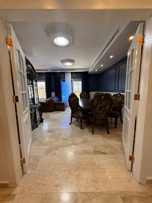 Apartamento, 3 quartos, acessível, para fumantes | Sala de estar