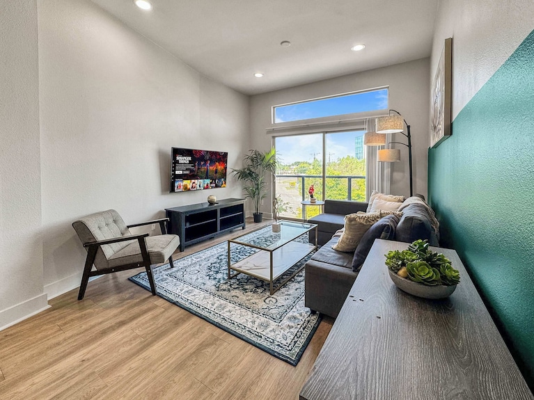 Luxury 2bd | Deep Ellum | Free Parking | Pool+gym - Dallas