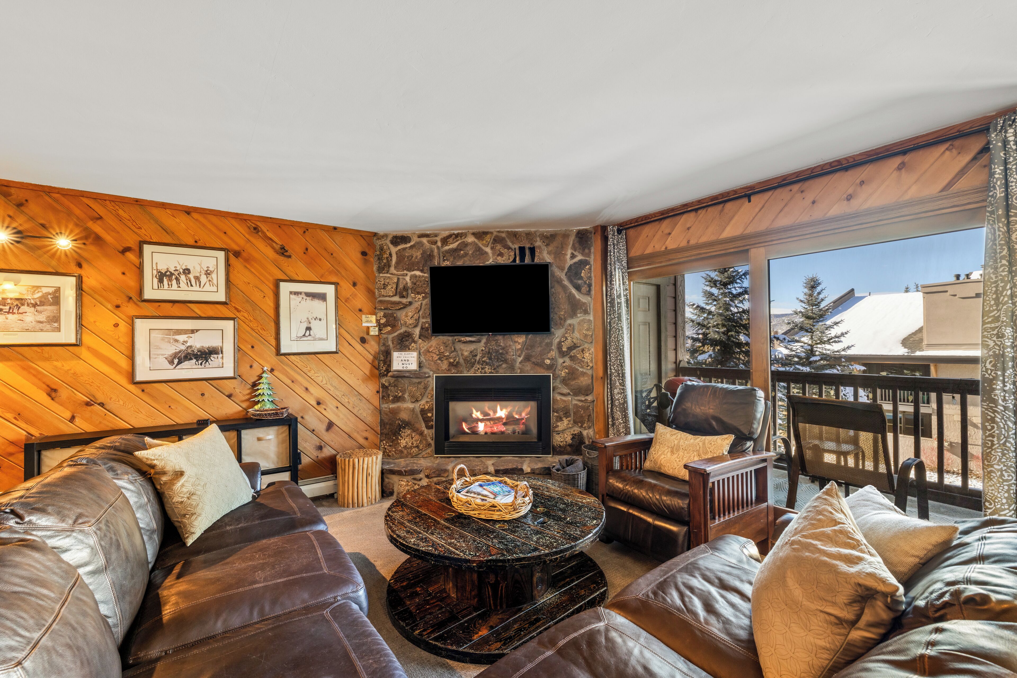 Steamboat Getaway! Walk To The Gondola! Deck Overlooks Courtyard, Pool, Grills! - Steamboat Springs, CO