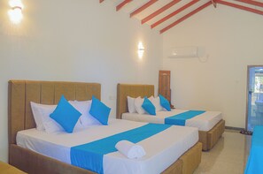 Quarto quádruplo luxo | Escrivaninha, espaço de trabalho para notebook, Wi-Fi de cortesia