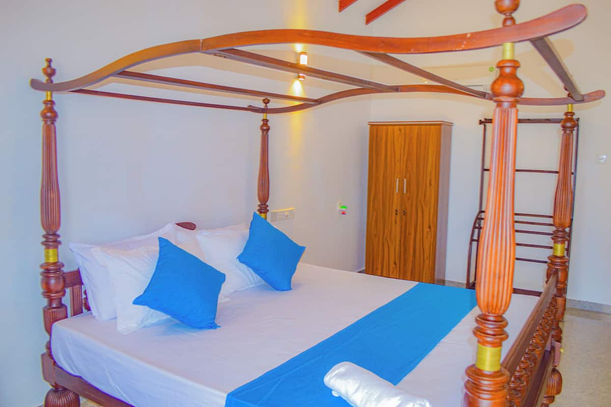 Quarto Duplo Deluxe, vista para a praia | Secretária, secretária adequada para computadores portáteis