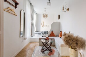 Suite-Estúdio Standard, vista para o pátio | Cortinas/cortinados opacos, ferro/tábua de engomar, Wi-fi grátis 