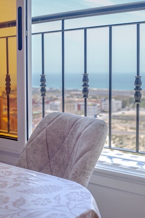 Apartamento, 2 quartos, cozinha, vista para o mar | Roupas de cama premium, camas com colchões pillow-top